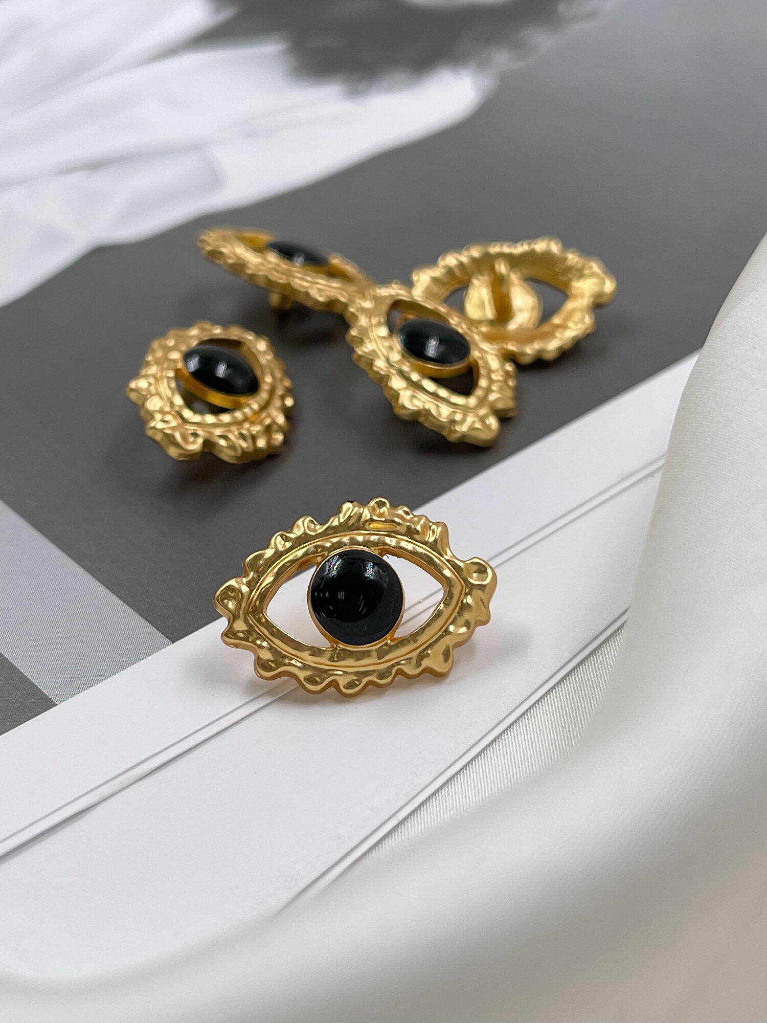 Пуговицы в духе бренда Скиапарелли с черной эмалью матовое золото