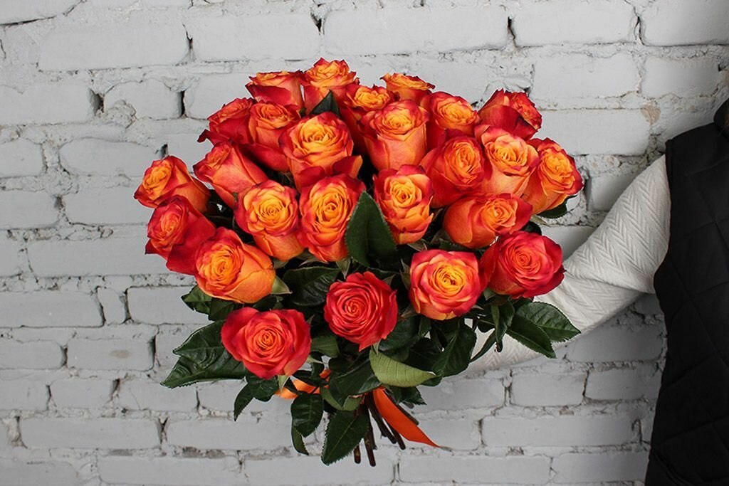 Букет 25 красно-оранжевых роз Атомик Эквадор