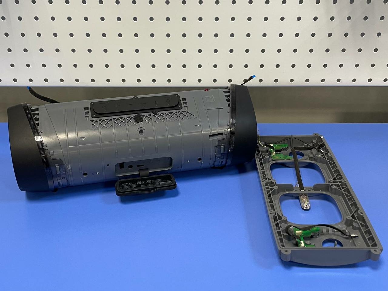 Внутренний корпус портативной колонки Sony SRS-XB43