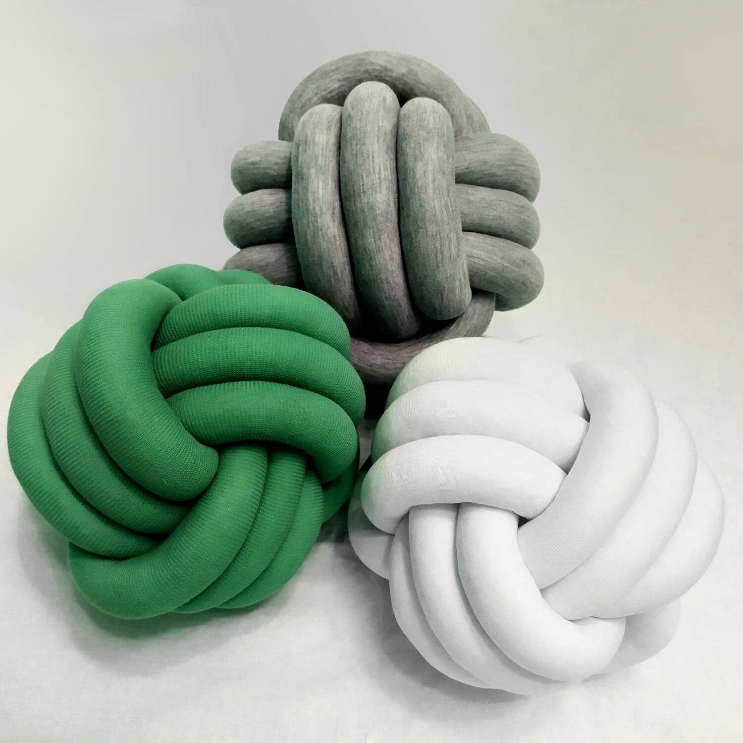 Подушка декоративная 20х20 зеленого цвета. Интерьерная подушка на диван, шар, узел (П0028)