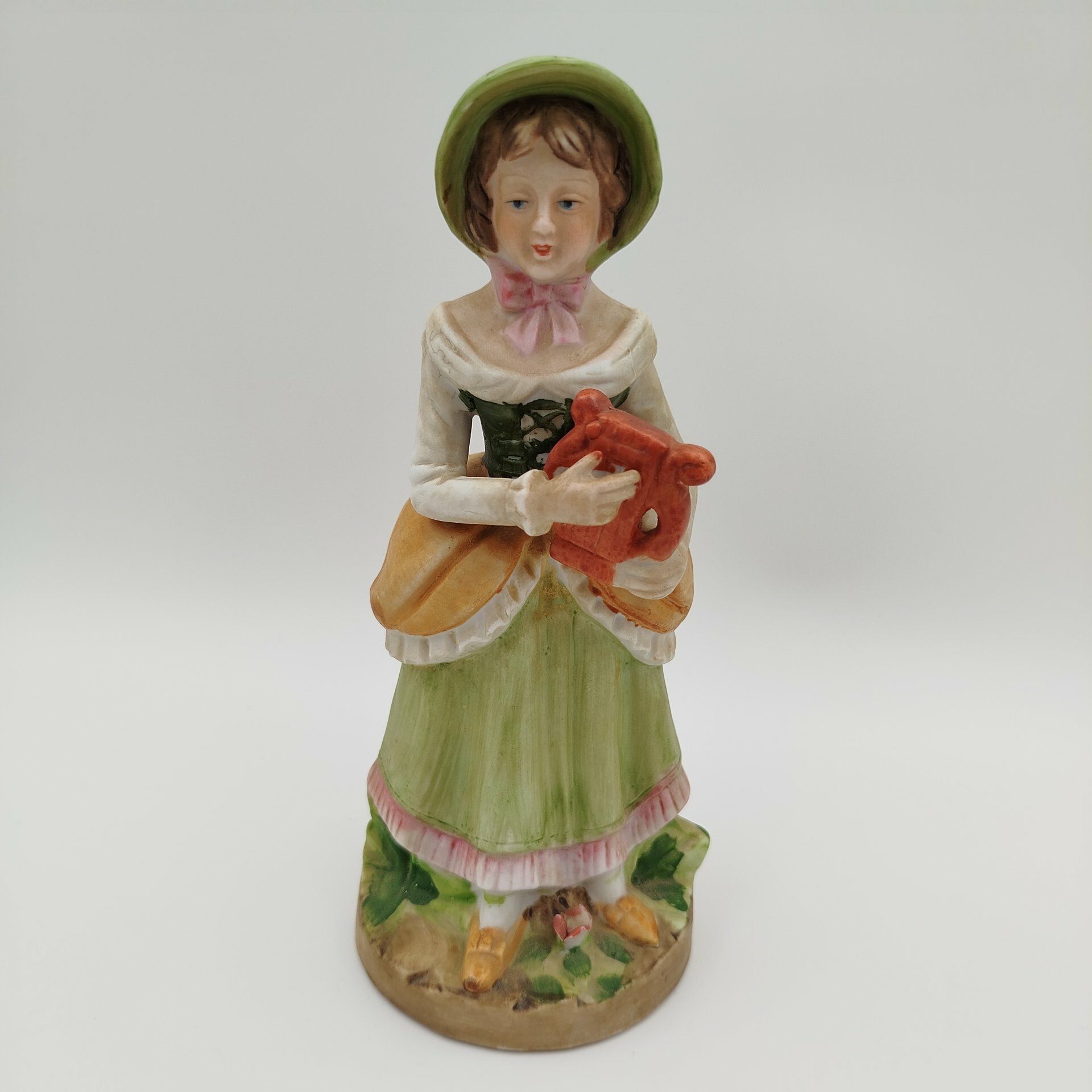 Статуэтка на круглом основании "Девушка с арфой", бисквит, роспись, Европа