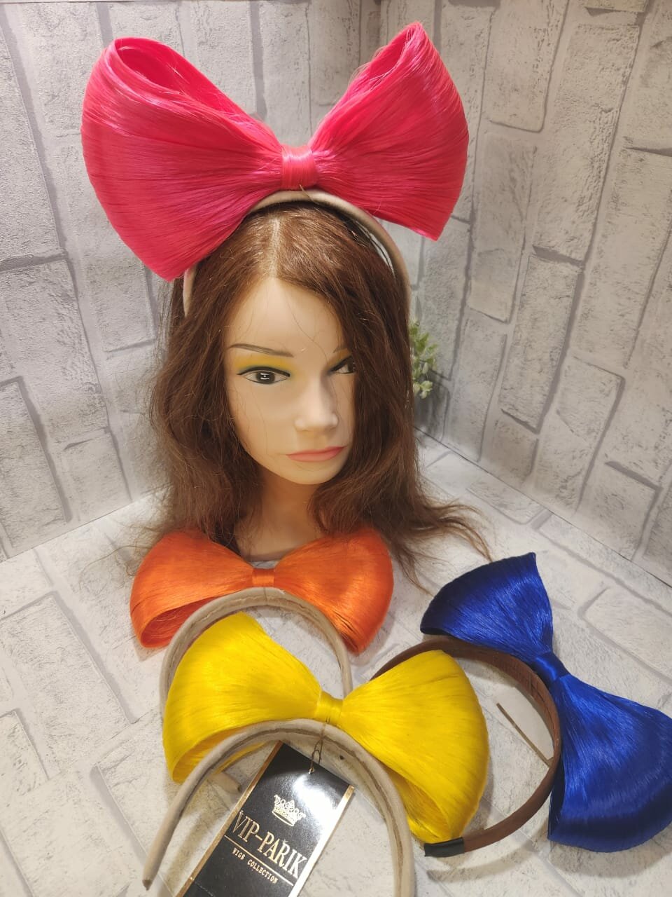 Ободок из искусственных имеет склеиные волосы от бренда Vip-Parik, имеет Розовый цвет