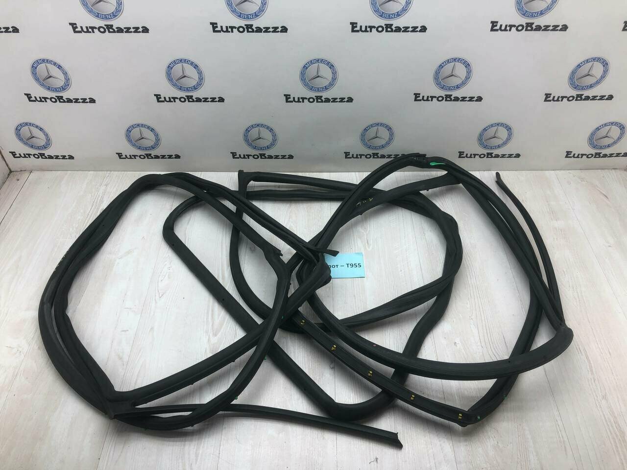 Резиновый уплотнитель на двери Mercedes W203 Wagon A2037200178