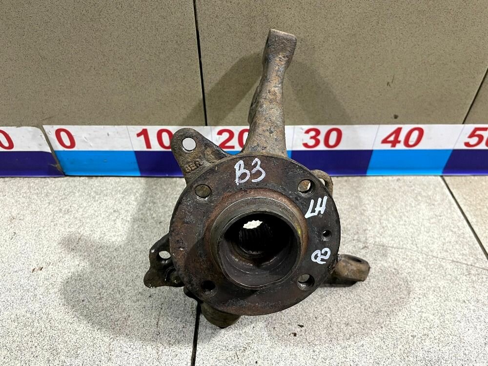 Кулак передний левый VW Passat B3