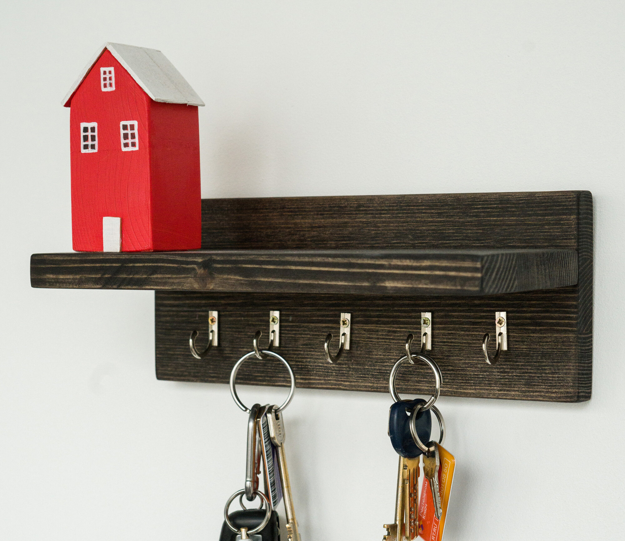 Декоративная ключница с полкой для вещей и ключей. Ручная работа. С декором домик.