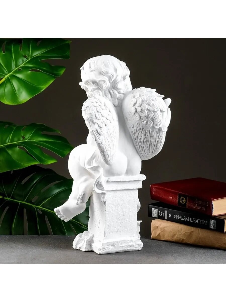 Элегантная белая фигурка Ангел с чашей — праздничный декор