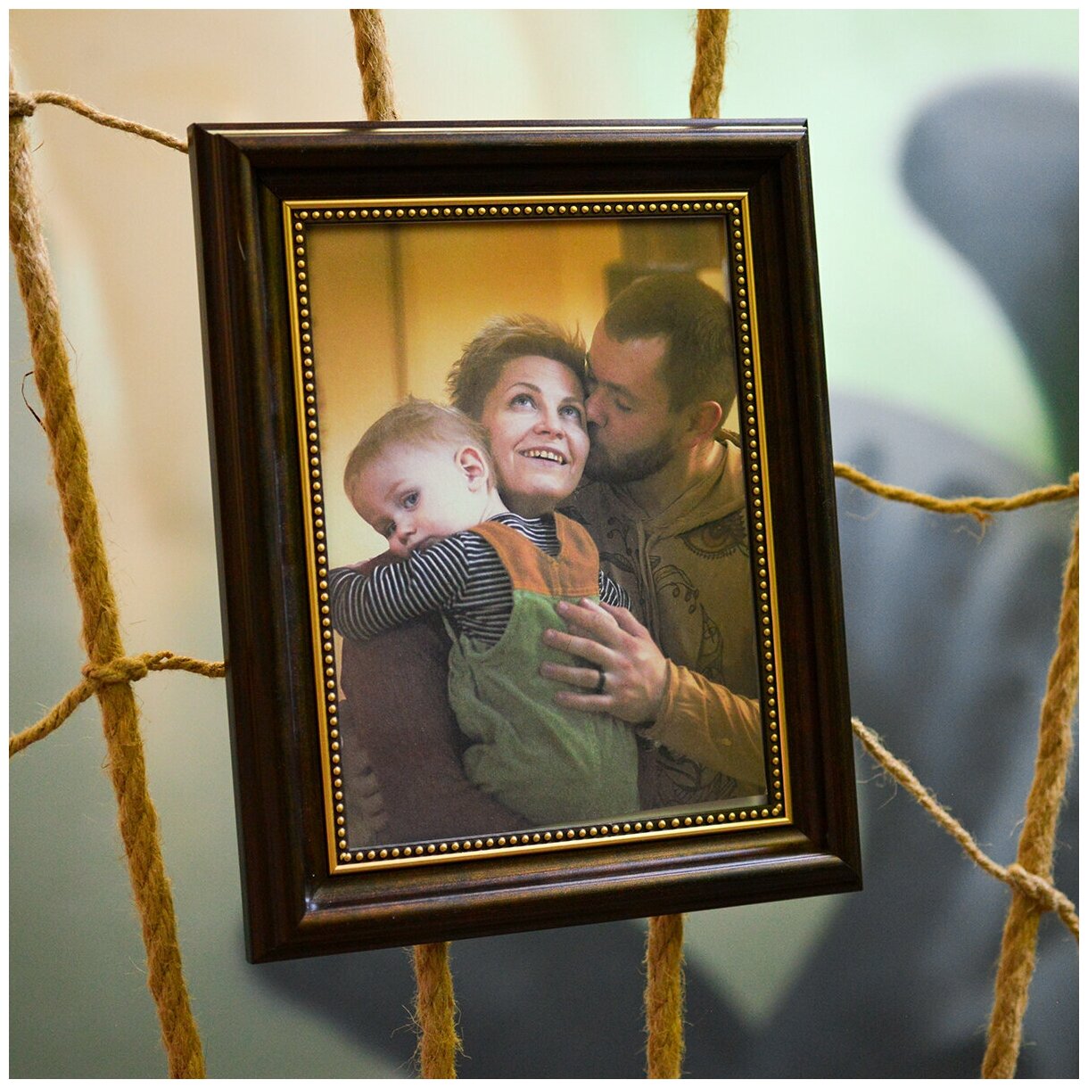 Фоторамка винтажная шоколад с золотом 8" (15х20 см)Декоративная рамка для картины с золотыми заклепками