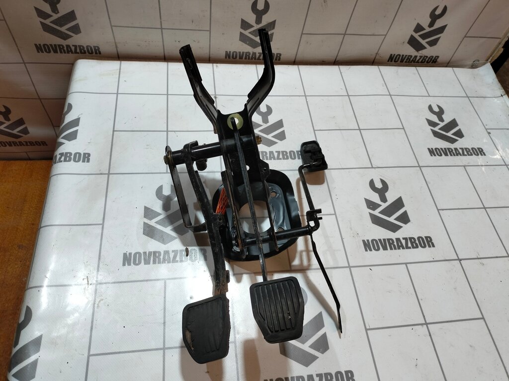 Блок педалей Volvo 440 1992-1994