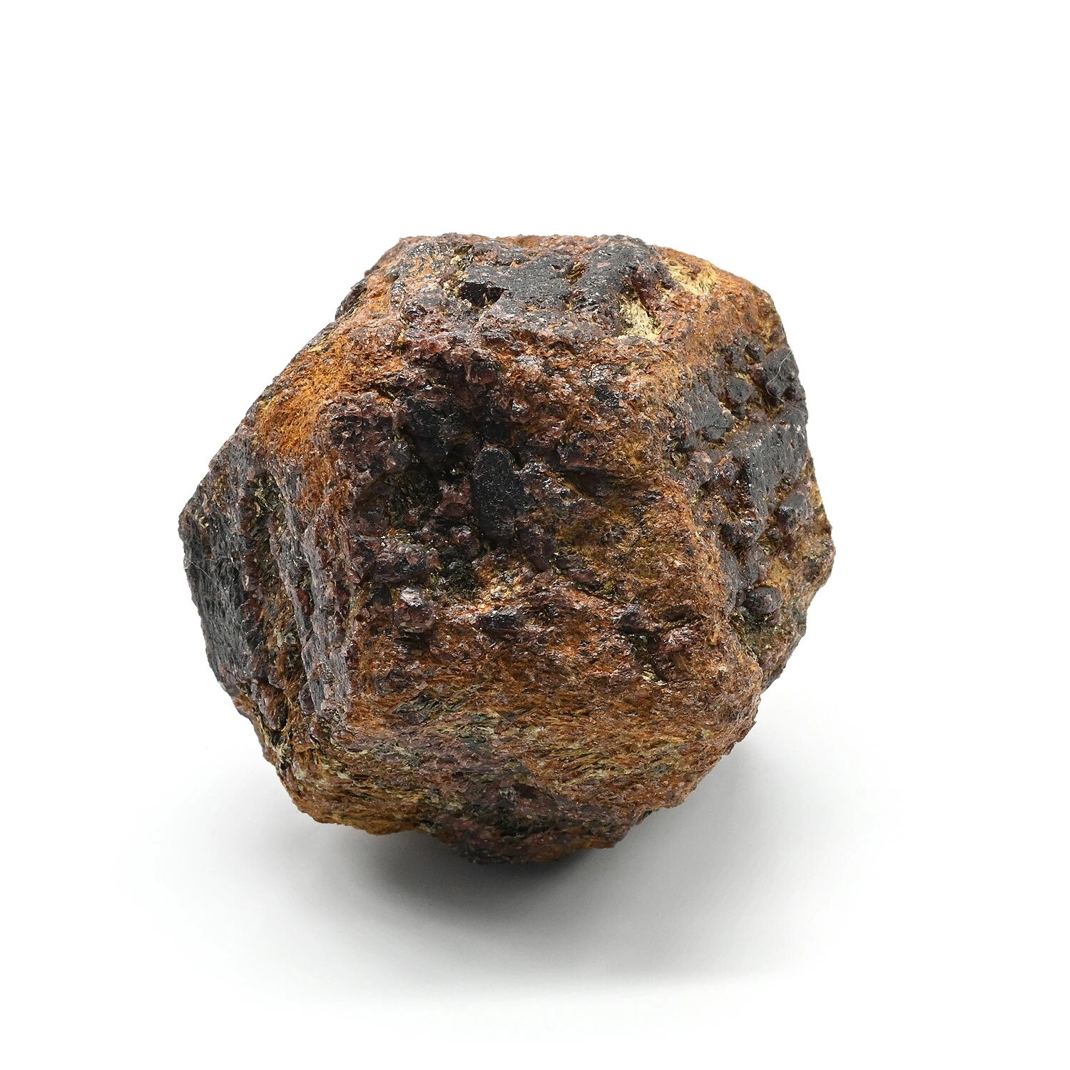 Камень гранат "Альмандин" самородный 66*59*57мм, 405г. .