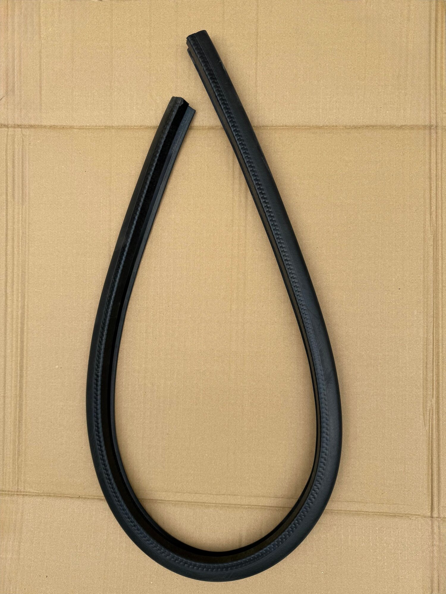 6V0823723A Уплотнитель водостока (жабо) VAG оригинал новый, уплотнитель капота Polo, Rapid, Fabia