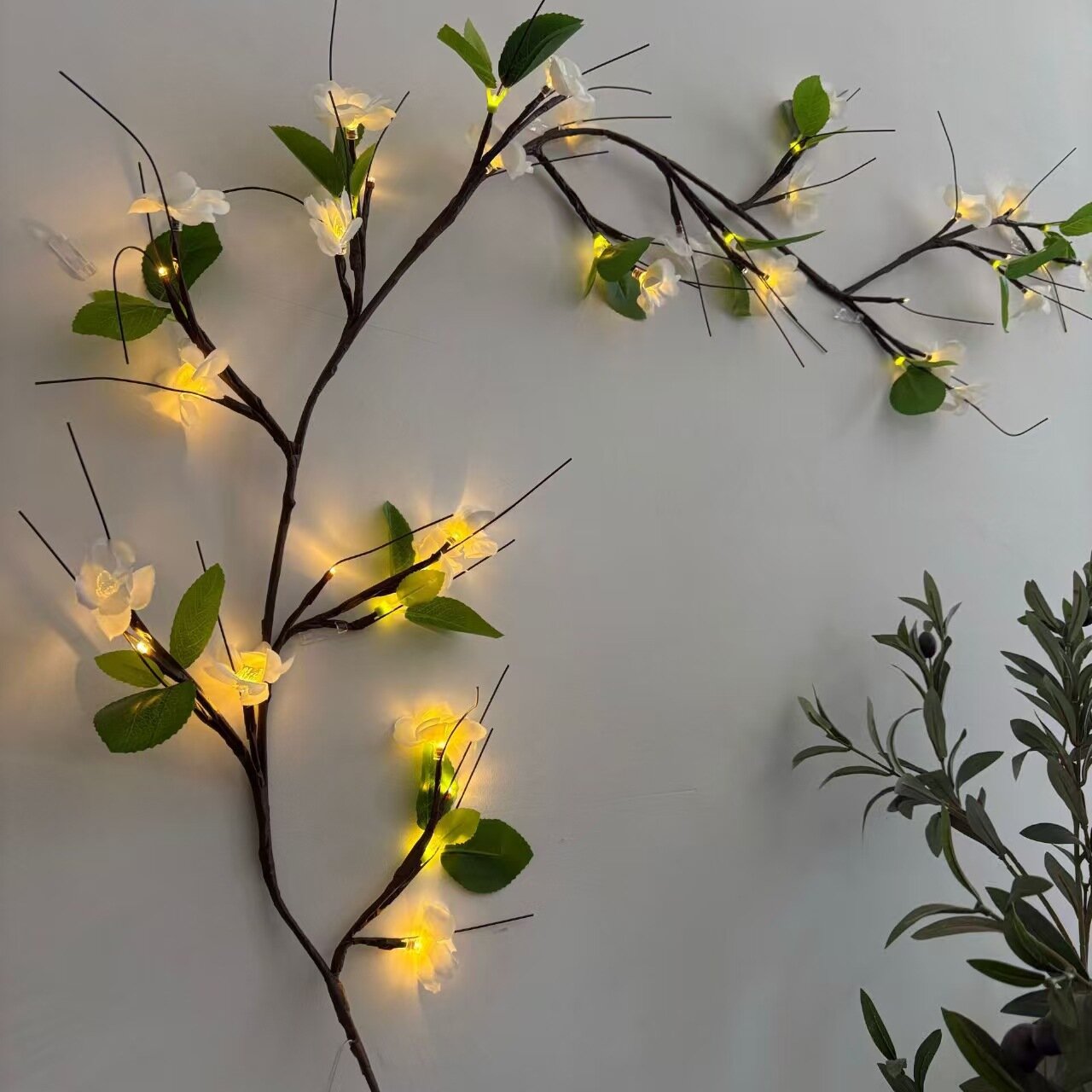 Светодиодная лампа из ротанга для украшения стен в помещении имитирует ветку светильника