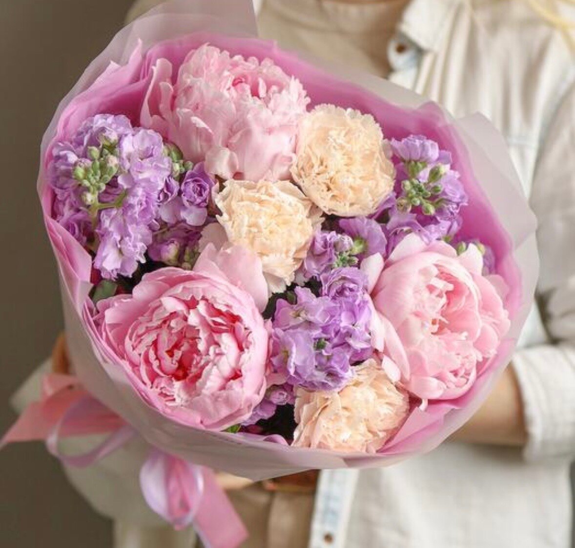 Миниатюрный букет розовые пионы Сара Бернар, маттиола, диантусы