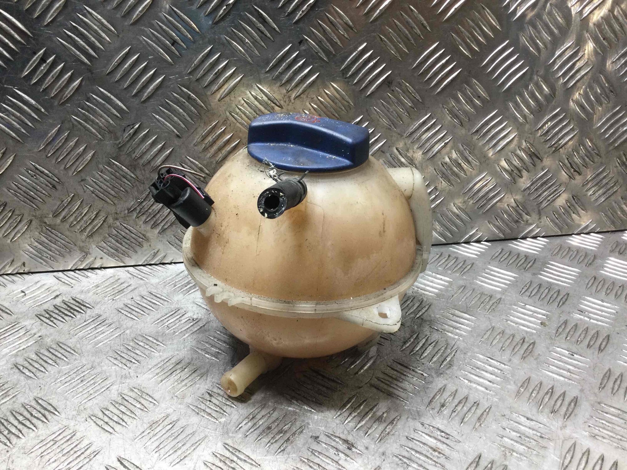 Б/У Бачок расширительный Volkswagen Golf 4 поколение (1997-2004) 2000 г.