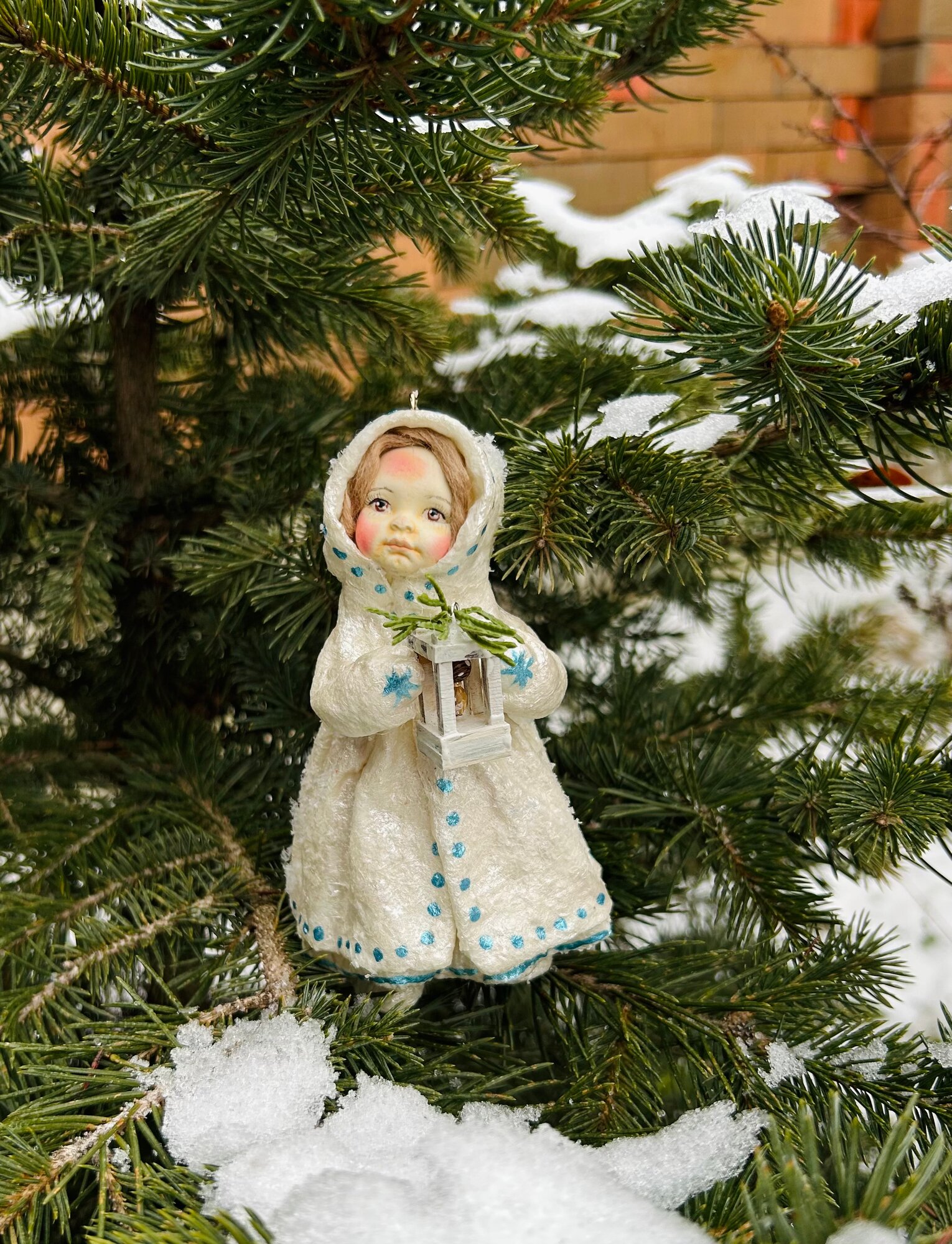 Ватная елочная игрушка - девочка с фонариком