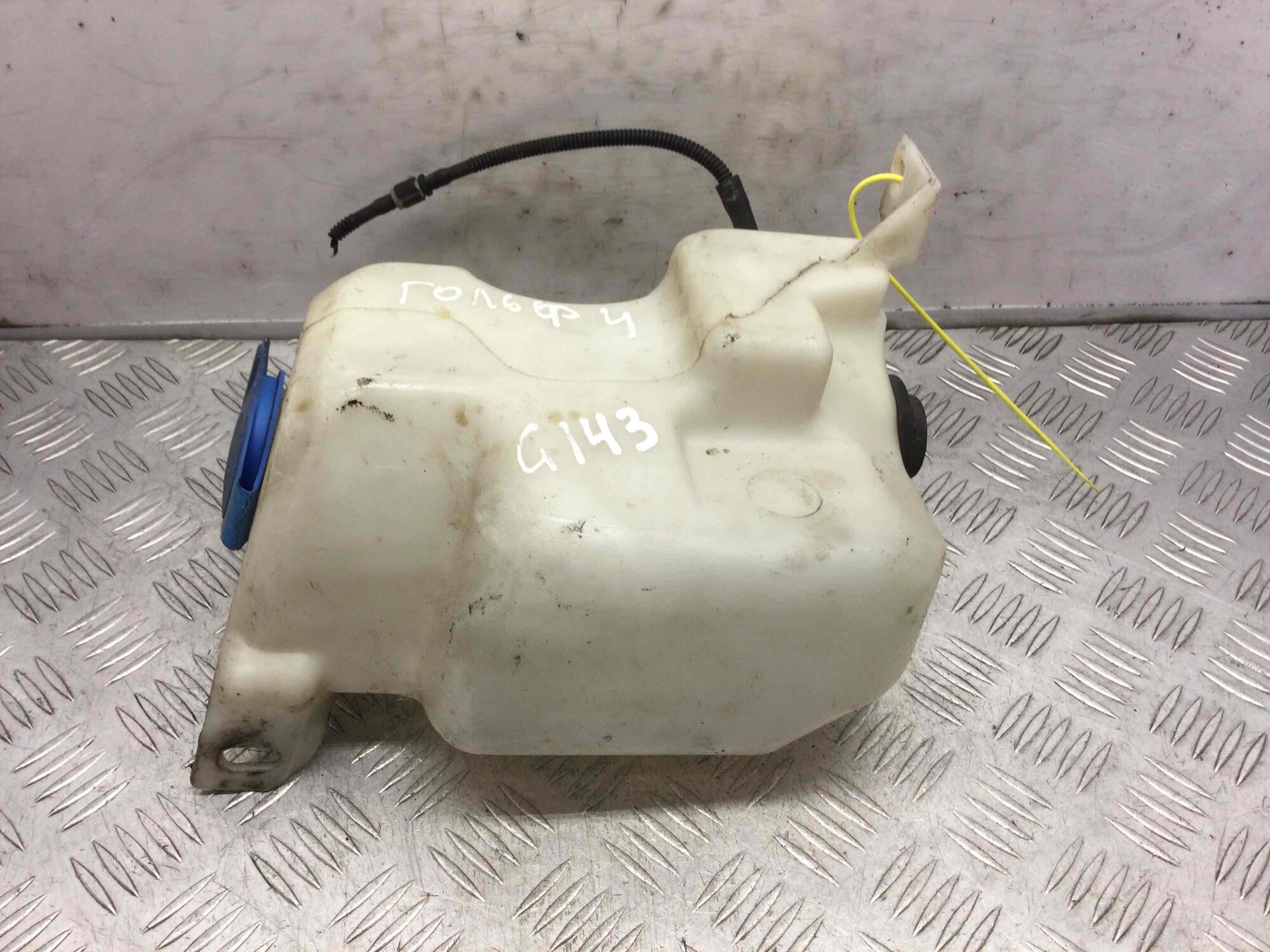 Б/У Бачок омывателя Volkswagen Golf 4 поколение (1997-2004) 2003 г.