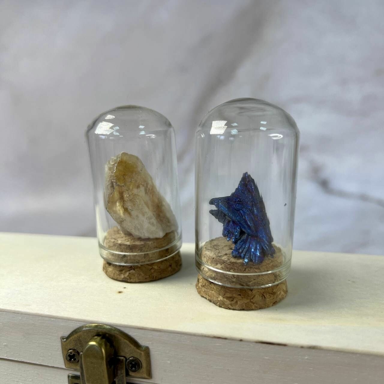 Набор натуральных минералов в стеклянных колбах 2 шт для коллекционирования и декора