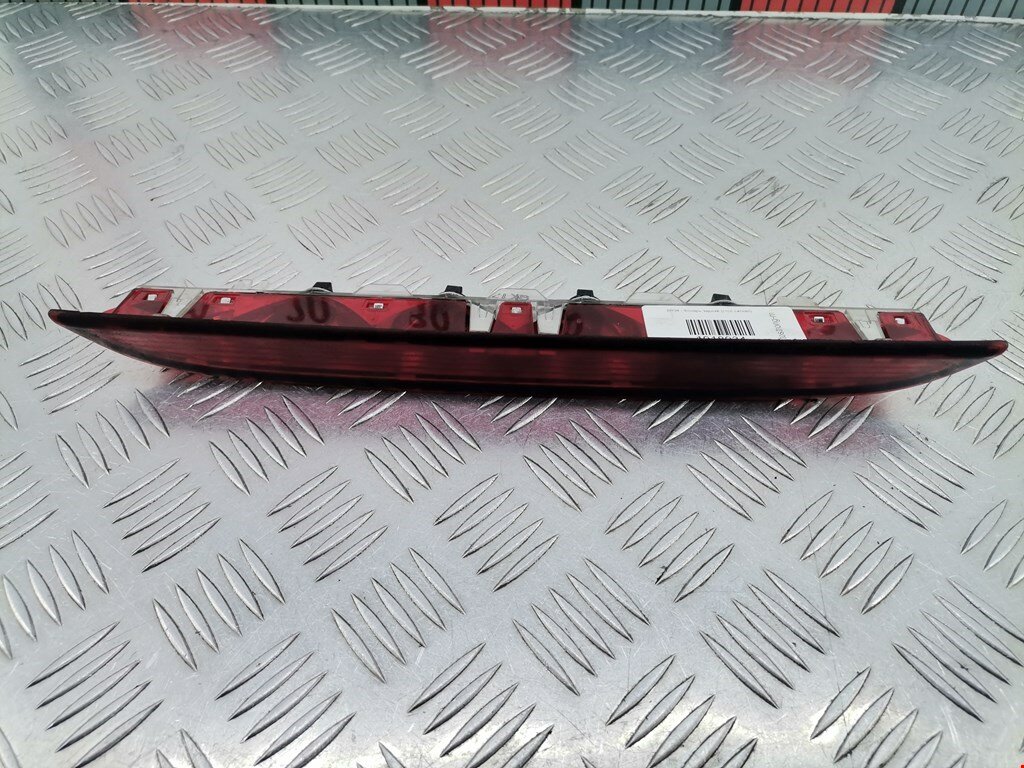 Фонарь дополнительный тормозной (стоп-сигнал) Mazda Premacy C10051580C арт. 1918934
