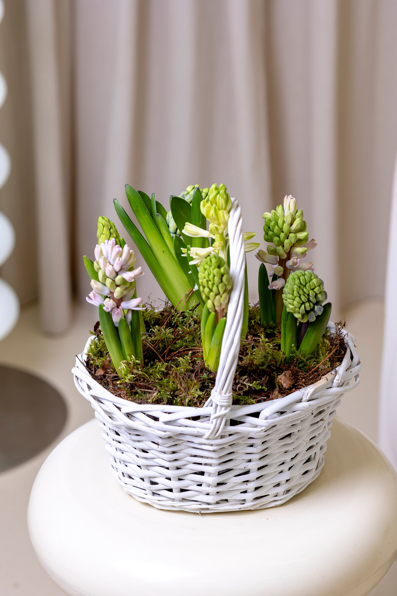 Композиция с гиацинтами в плетеной корзине от бренда Margo plants