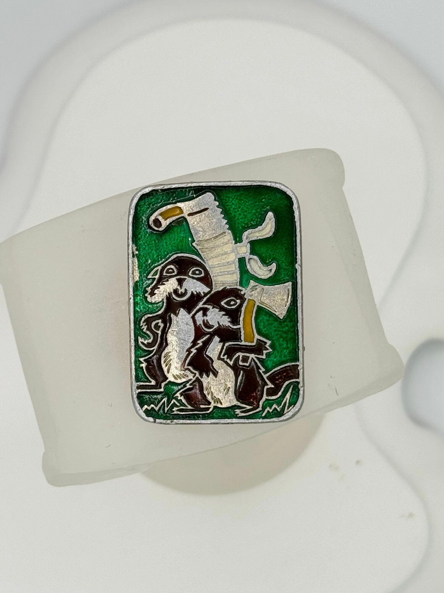 Советский винтажный значок брошь Бобры лесорубы