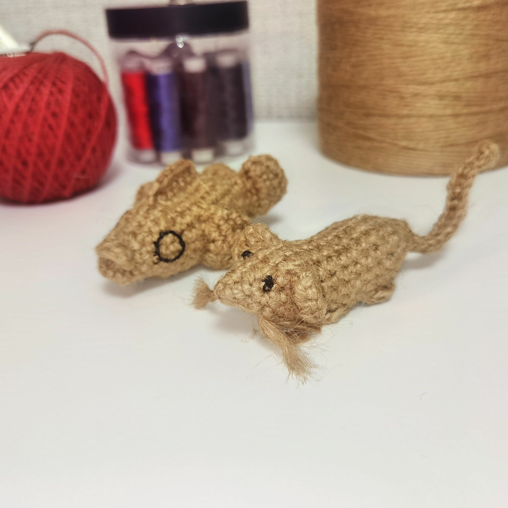 Набор игрушек из джута мышка и рыбка, игрушка с кошачьей мятой 2 штуки (средние - 10 см) с бубенчиком внутри