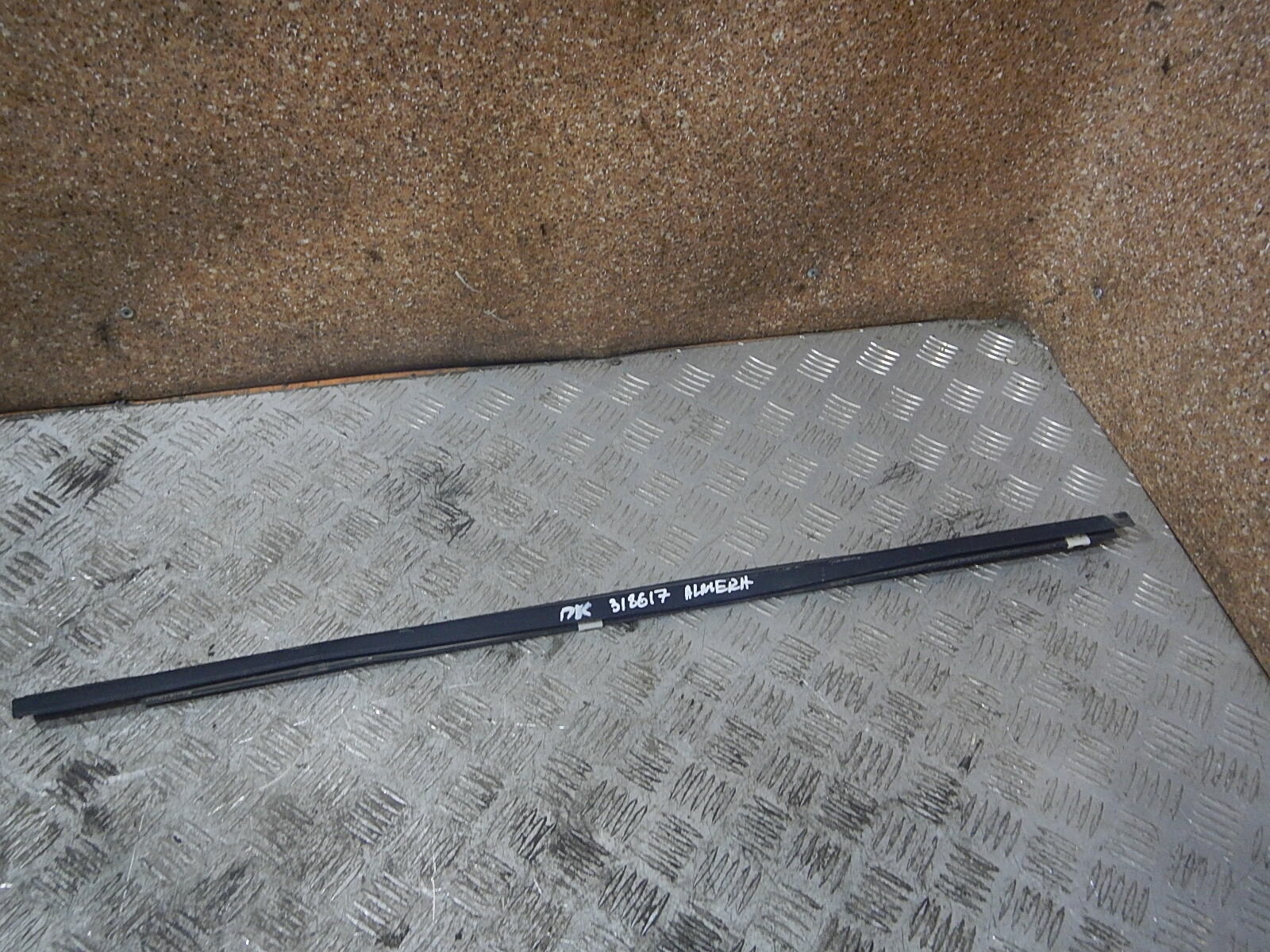 Б/У Накладка стекла переднего правого, Nissan (Ниссан)-ALMERA CLASSIC (B10) (06-) NISSAN ALMERA CLASSIC (B10) (06-) Цара...