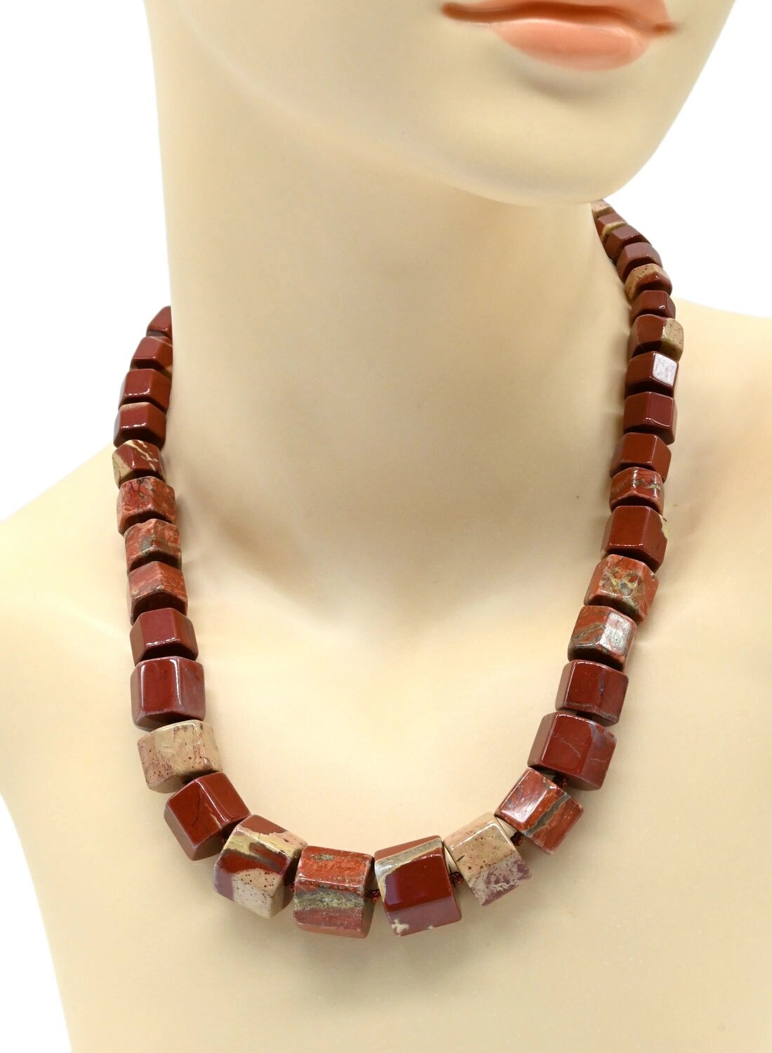 Колье, яшма