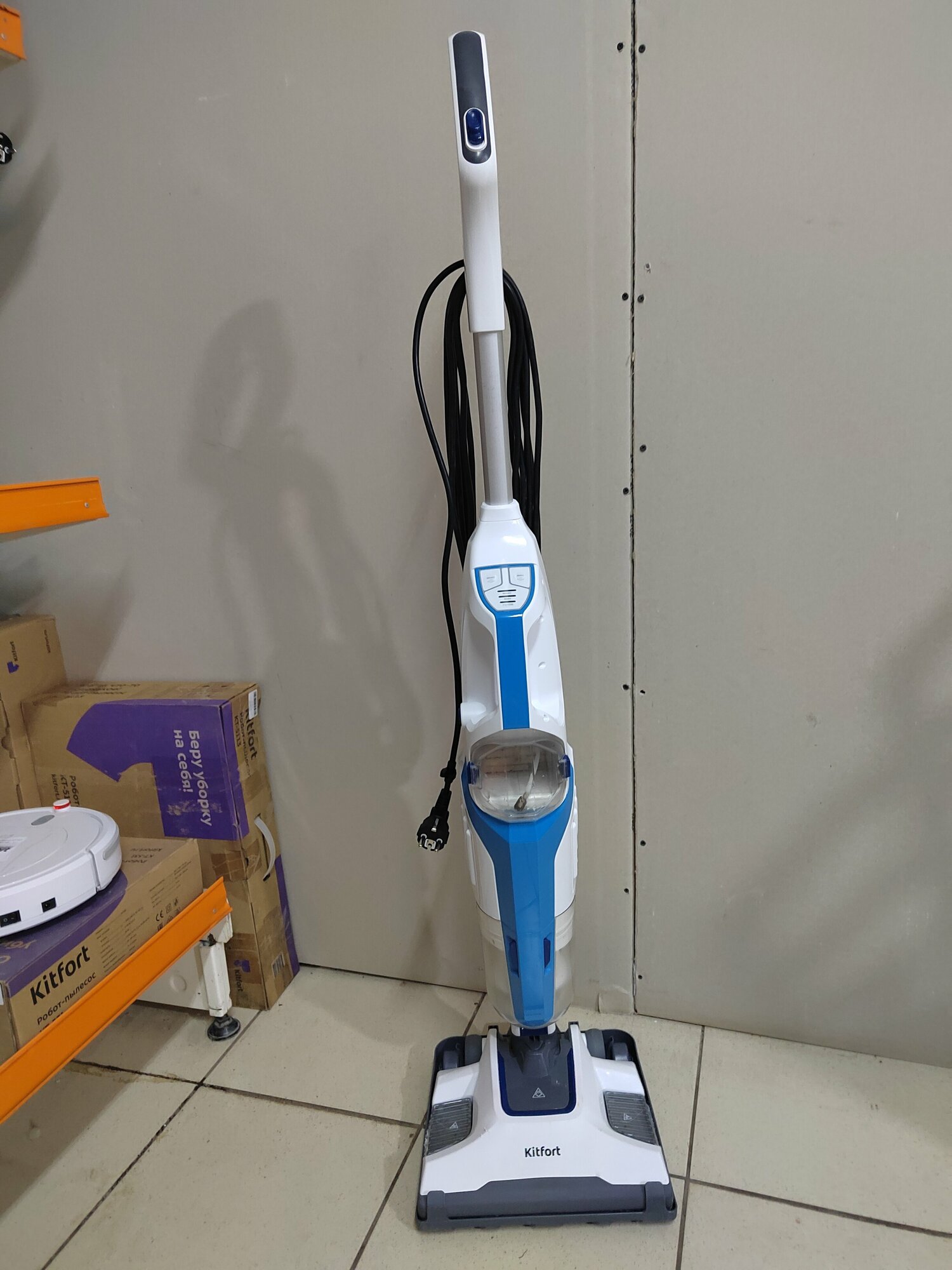 Пылесос Kitfort КТ-556, вертикальный, 1700 Вт, 0.4 л, шнур 7.5 м, чёрно-белый