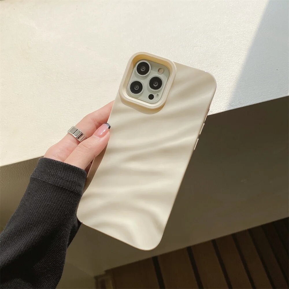 Бежевый чехол для iPhone 13 с 3D волнами
