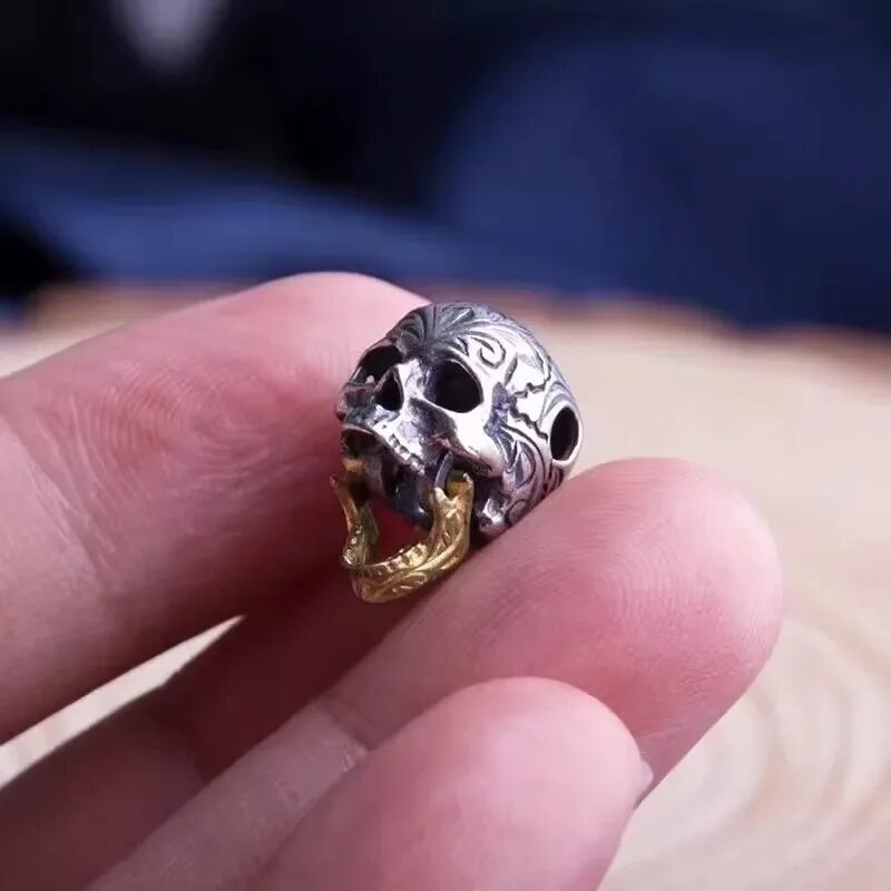 Золотой кулон-череп