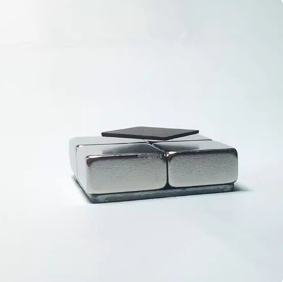 Магнитно левитирующий пиролитический графит