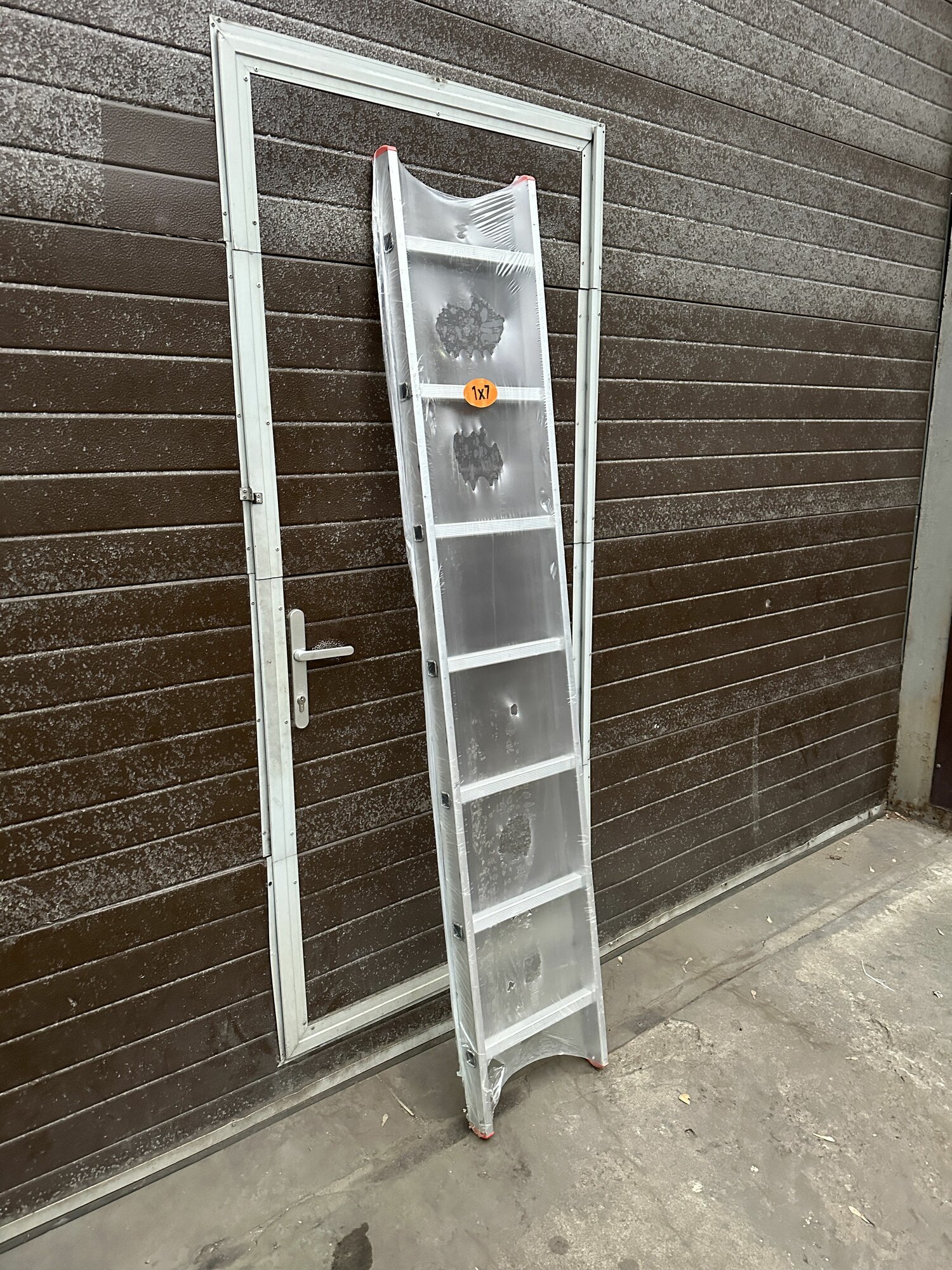 Алюминиевая приставная лестница Sarayli 1х7 (1,95м) 7 ст.