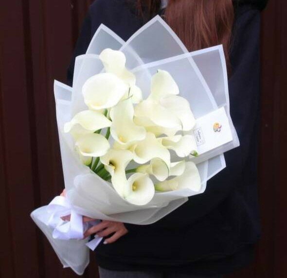 Белые каллы 15 шт в дизайнерской белой упаковке. Букет калл. Живые цветы