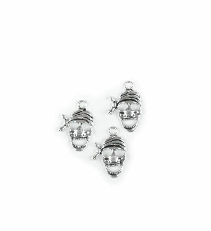Кулон-подвес "Череп пирата" для декора, 2 см, 3 шт. в упаковке