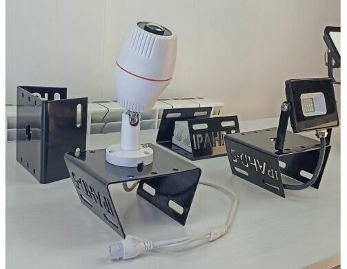 Кронштейн для камеры и прожектора на столб "IPAHD-5" черный под СИП-ленту, хомут, вылет 75мм