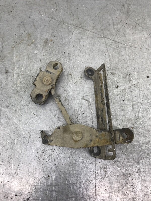 Кронштейн тросика ручника Toyota Crown GRS182 4630130270