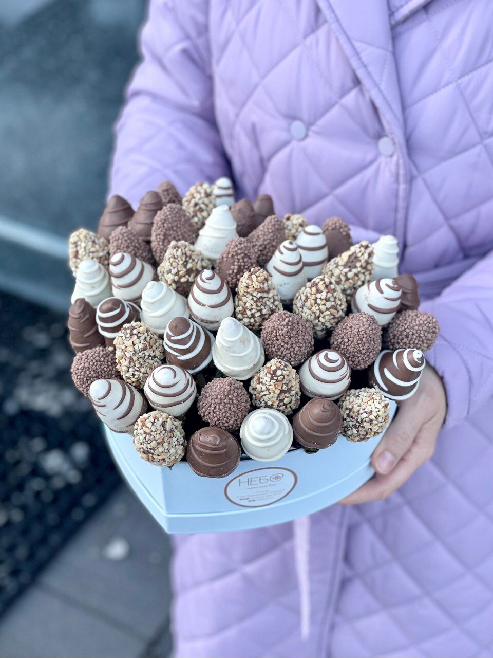 Коробка сердце с клубникой в белом и молочном шоколаде, орех, темный воздушный рис, Dream 1, 22 см