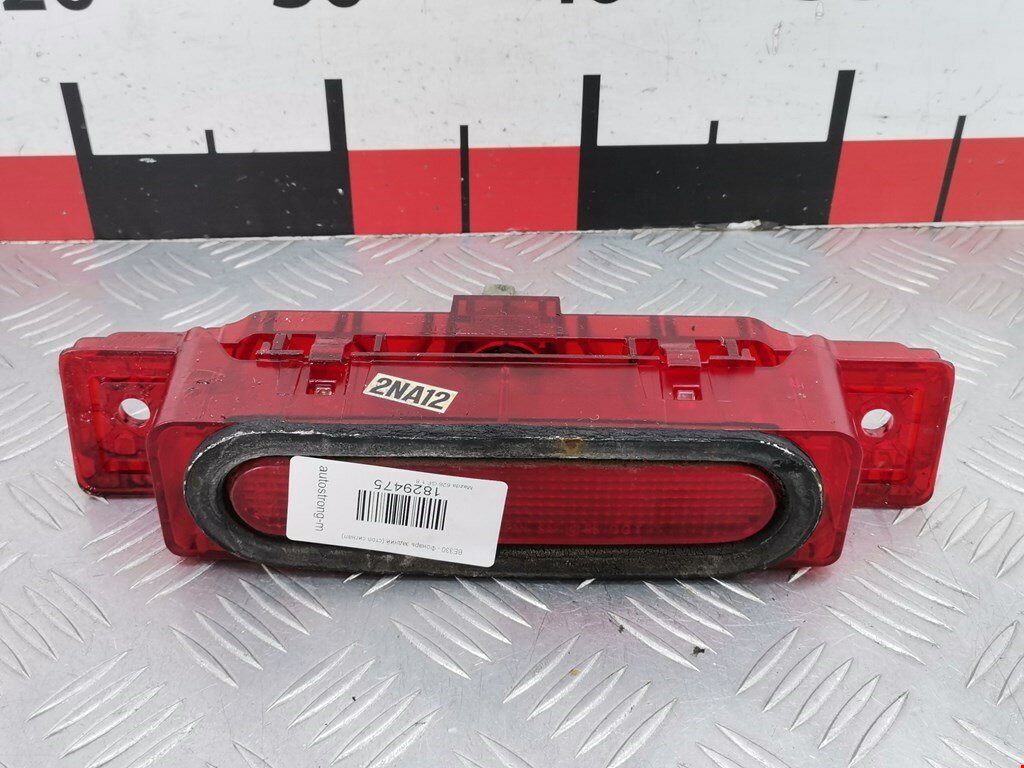 Фонарь дополнительный тормозной (стоп-сигнал) Mazda 626 GF NA1251580C арт. 1829475
