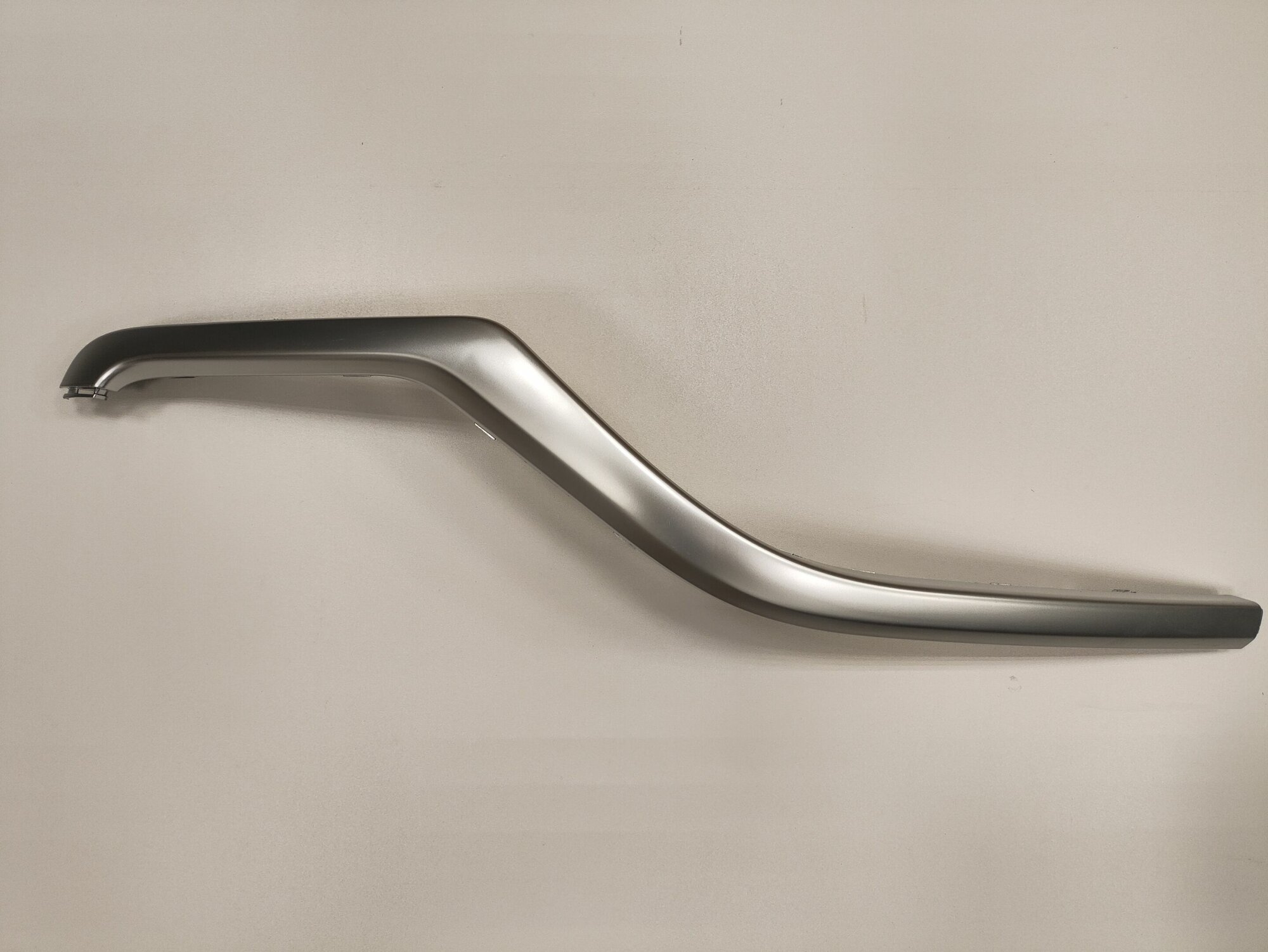 Молдинг бампера переднего левый Geely Atlas [1.8 16V 6AT внедорожник 4X4] 6010009000901