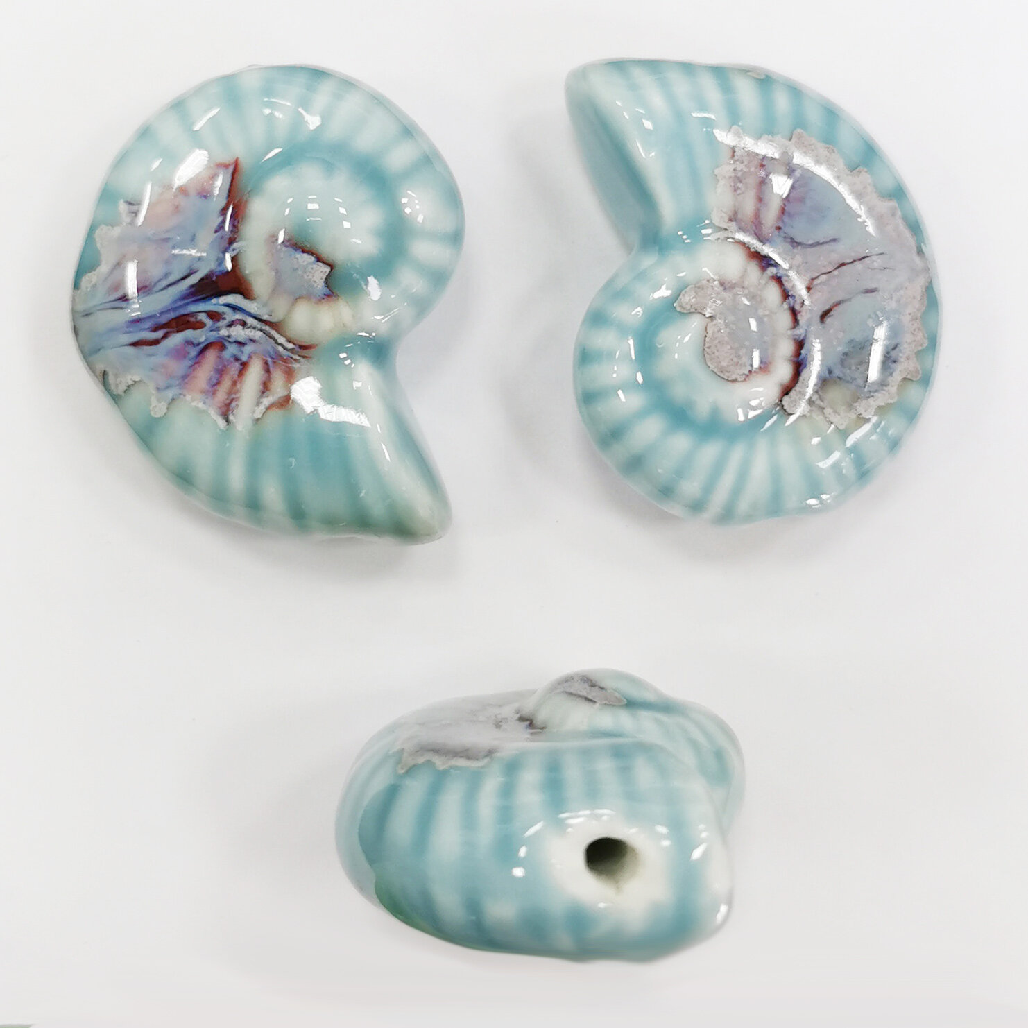 Бусина керамическая, 39х32х18мм, ракушка, светло-голубая с сине-голубым и бордовым, 1 шт.