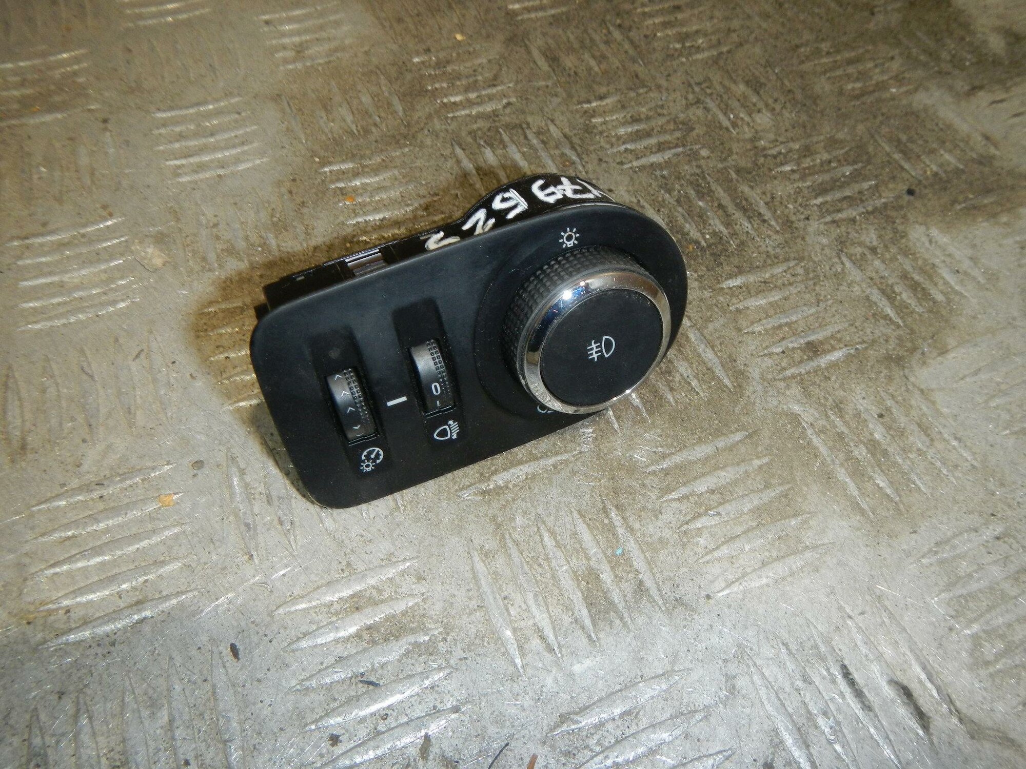 Б/У Блок управления светом, Opel (Опель)-CORSA D (06-) OPEL CORSA D (06-) без повреждений. 479629 GENERAL MOTORS арт. 13...