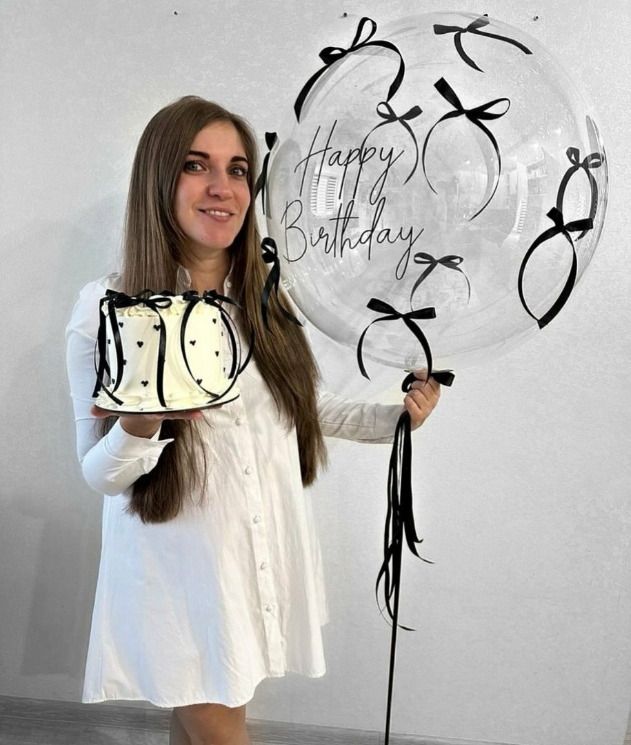 Большой прозрачный шар с надписью и бантиками «Чёрная магия»