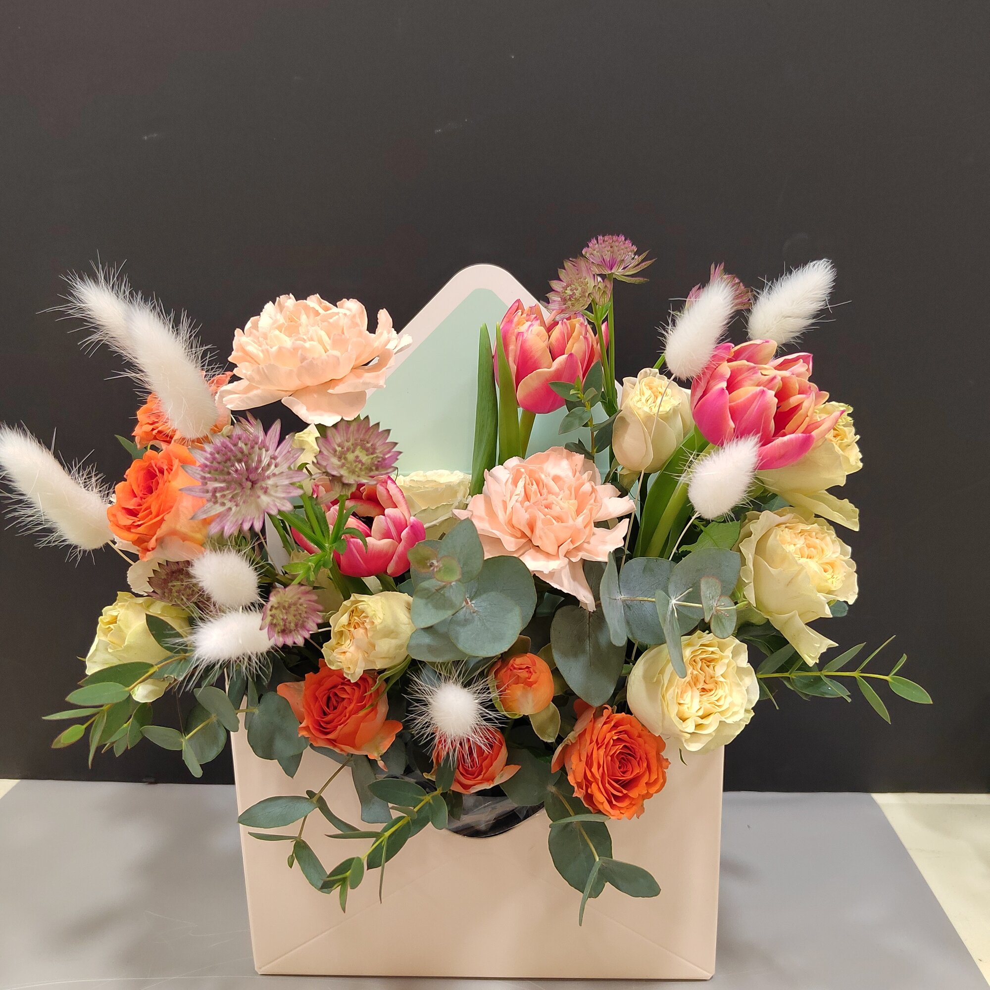 Сборный букет из живых цветов в коробке-конверте L "Любовь"