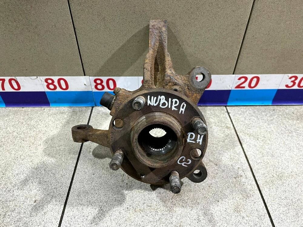 Кулак передний правый Daewoo Nubira