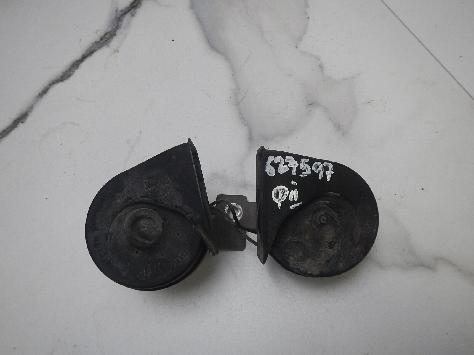 Б/У Сигнал звуковой, Ford (Форд)-FOCUS 2 (08-11) FORD FOCUS 2 (08-11) Отколот кусок корпуса. 627597 FORD арт. 1347121