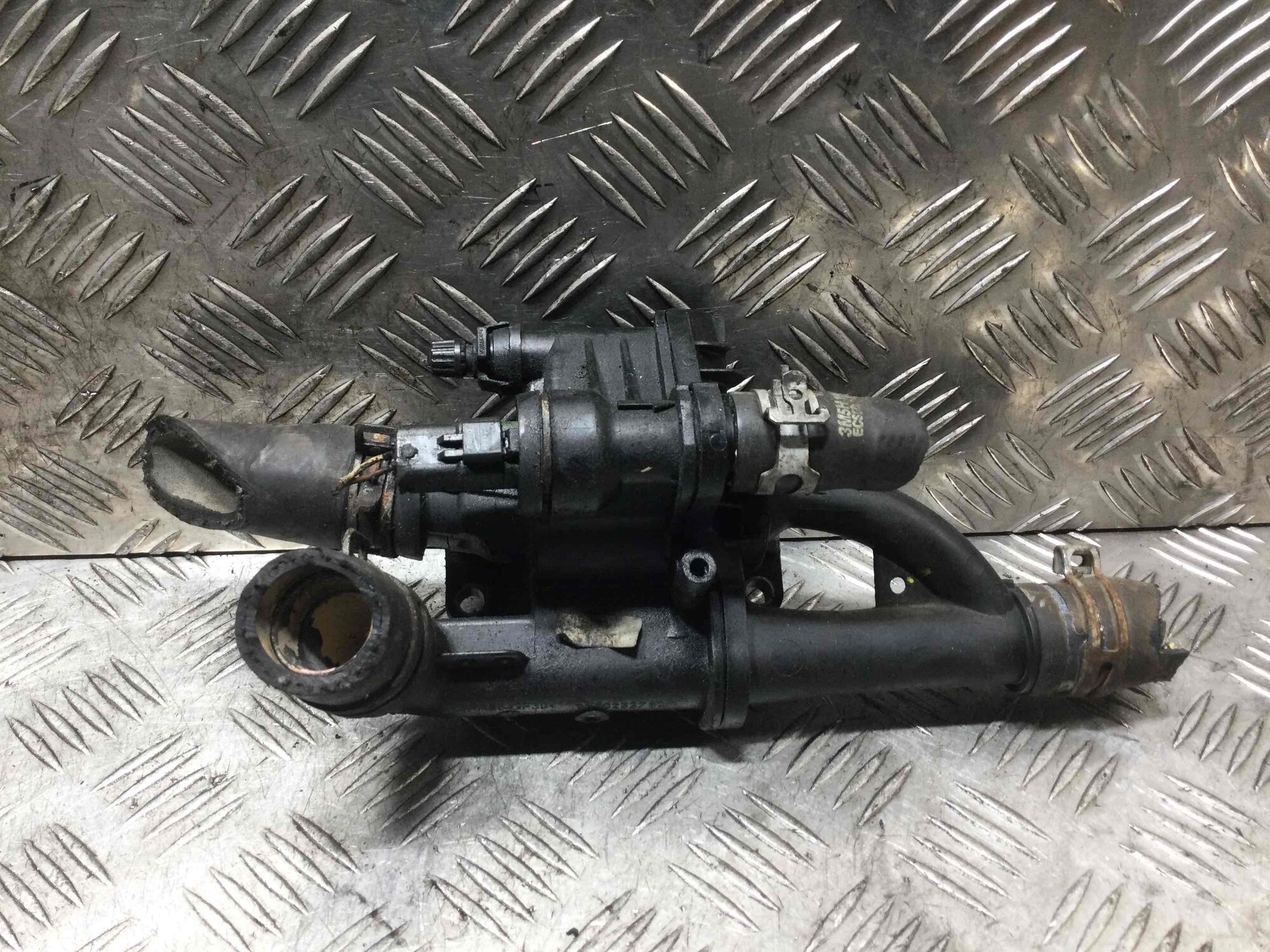 Б/У Корпус термостата Ford Focus 2 поколение (2005-2008) 2010 г.