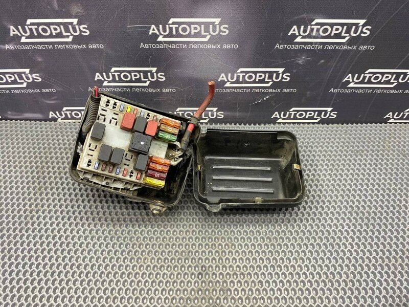 Блок предохранителей подкапотный
