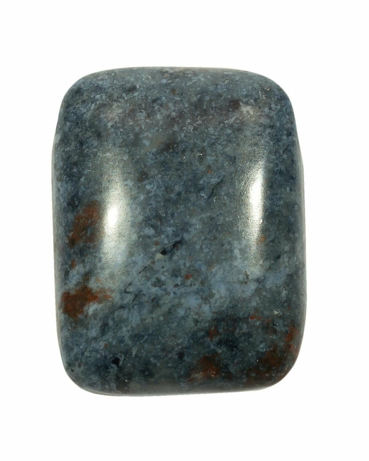 Кабошон из дьюмортьерита размером 27х21х7 мм.