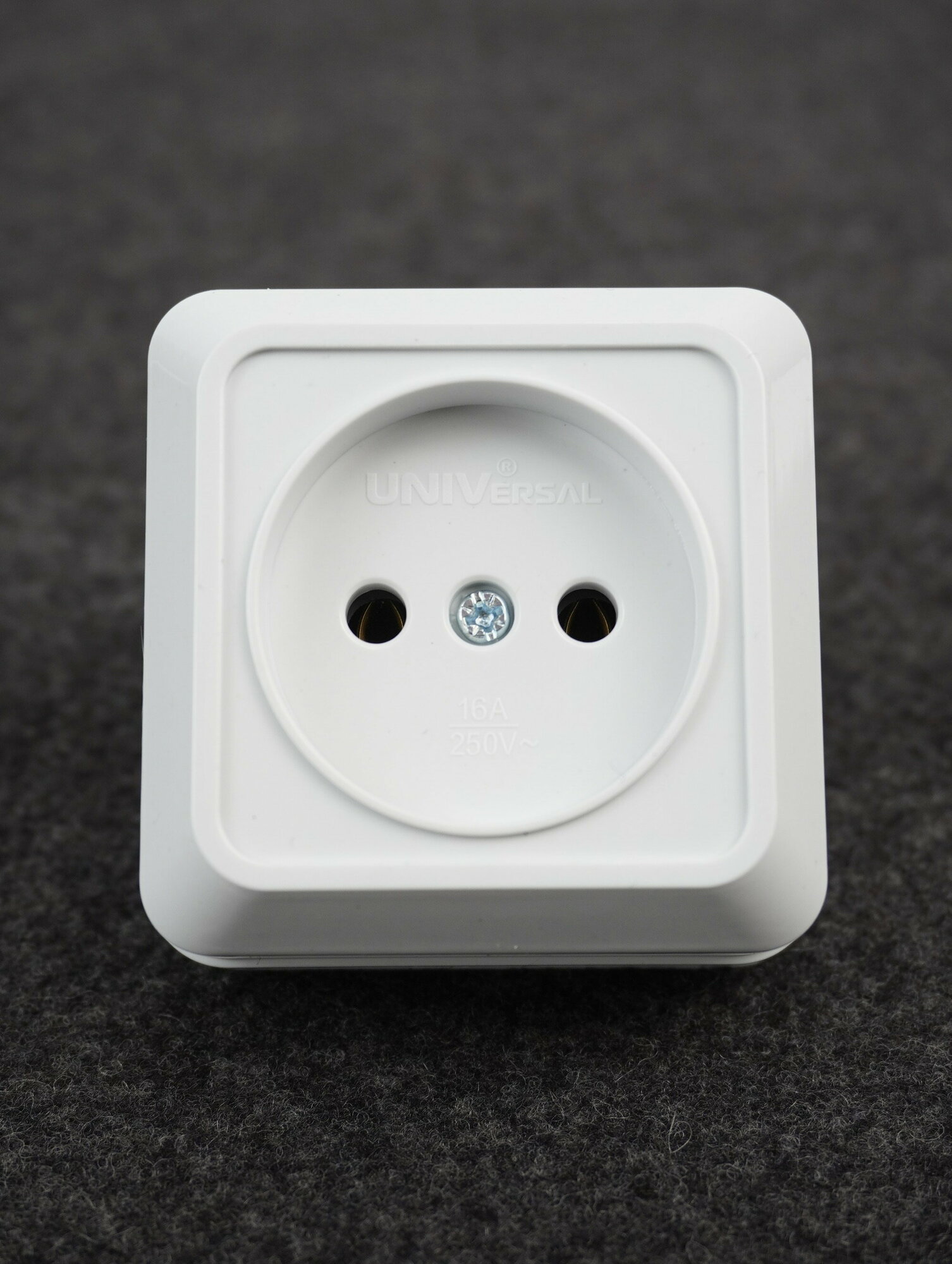 Розетка одноместная UNIVersal серия Олимп б/з, о/у, 16А, 220В, белая (еврослот) О0022