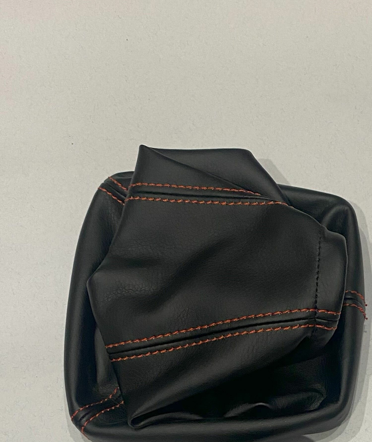 Чехол коробки переключения передач (КПП) на ВАЗ-11183, ВАЗ-11193 Лада Калина-1 (Lada Kalina-1) красная строчка