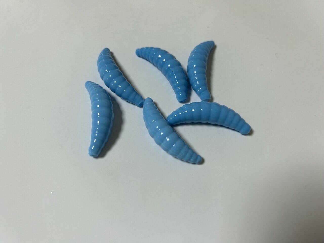 Мягкая силиконовая приманка Maggot 40 для форели , цвет Голубой, уп. 10 шт.